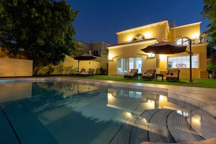 Luxury Villa Near Dubai Marina With Maid Service -