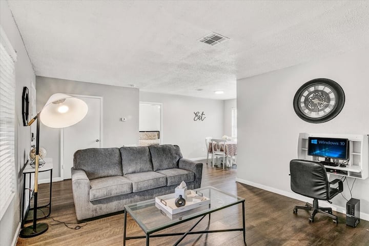 New Modern 2-br Retreat Close 2 Mall & Restaurants - Beaumont, TX