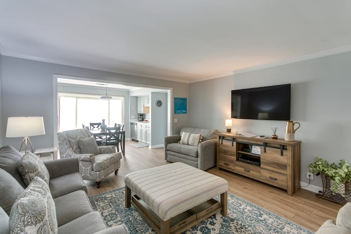 4 Mi To Beach: St Simons Island Golf Course Condo - St. Simons Island, GA