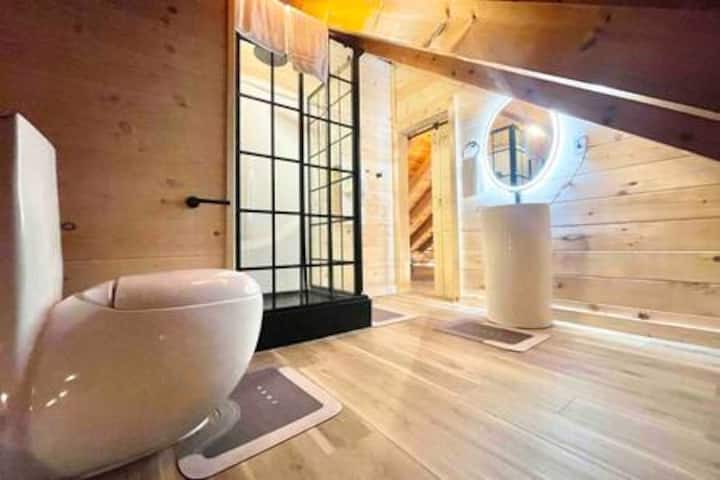 Modern Lake Side Nest• Hotub Fenced Yard King Beds - Sevierville, TN