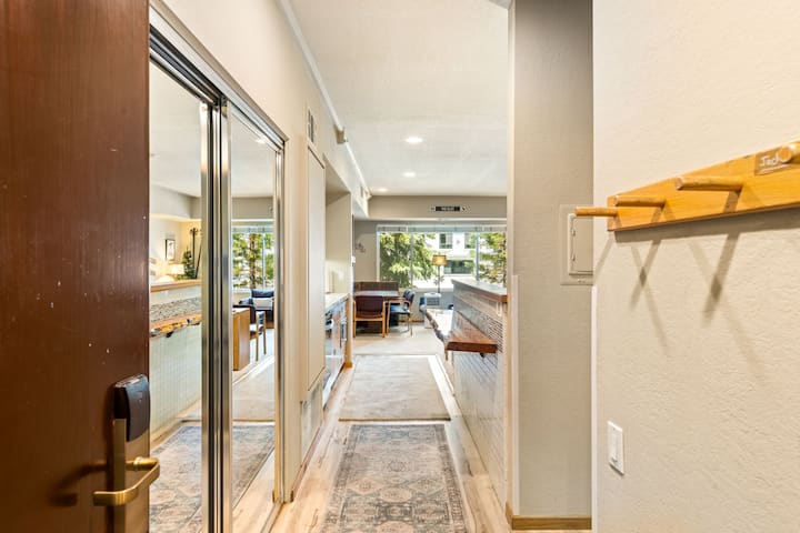 207  | Cozy Escape Studio Ski-in/out + Tubs/sauna - Olympic Valley, CA