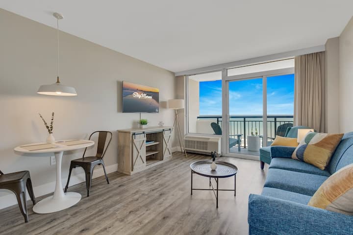 Siren's Call By Staymareni - Oceanfront Suite - Myrtle Beach, SC