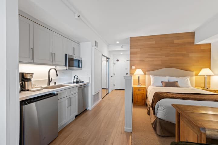 105  | Light + Fresh Remodeled Studio, Ski In/out - Olympic Valley, CA