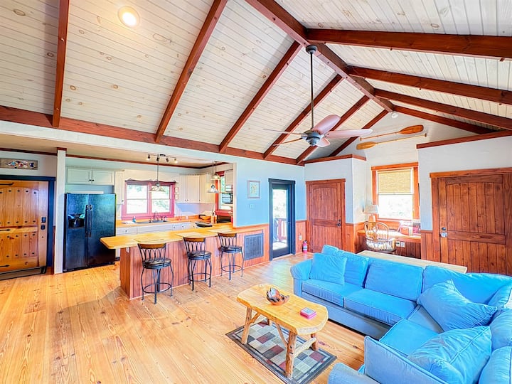 Romantic Smoky Mtn Cabin W/ Whirlpool Tub & Views - Bryson City, NC