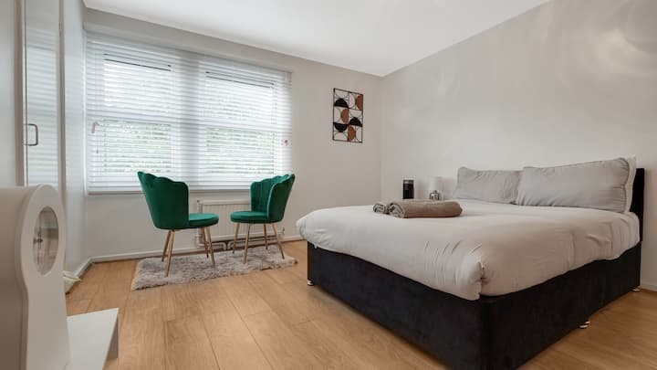 London - Flat - Garden Access - Sleeps 3 - Parking - London