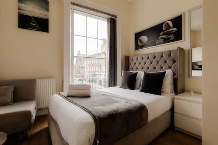 Lovely Triple Studio Baker St Central London G5 - Marylebone