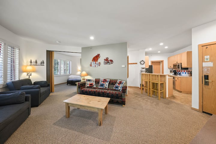 242  | Hike & Work Ready - Bright 1bd + Pool - Olympic Valley, CA