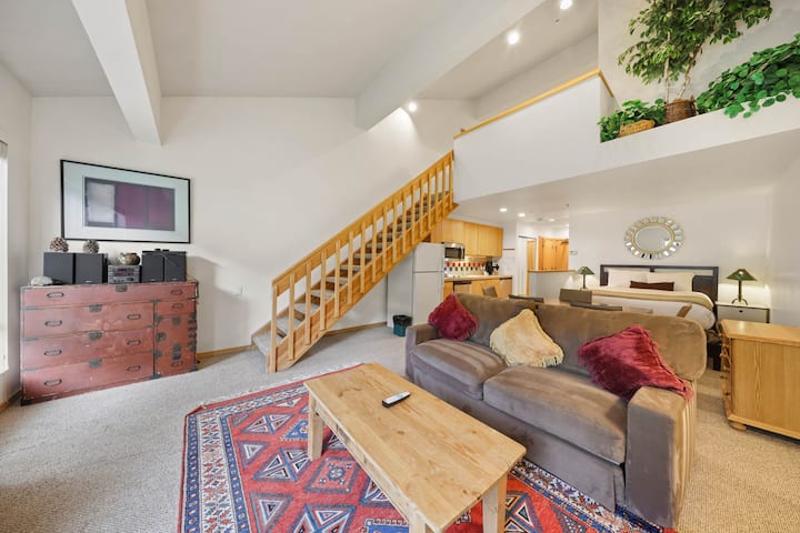 345 | Loft W/ Mtn Views - Fridge, Pool, Sauna Too - Olympic Valley, CA