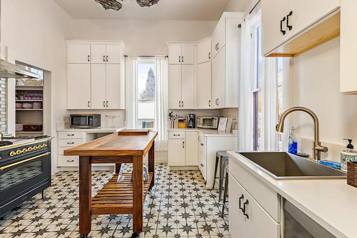 Barclay Klum House | Soaking Tub & Gourmet Kitchen - Ashland, OR