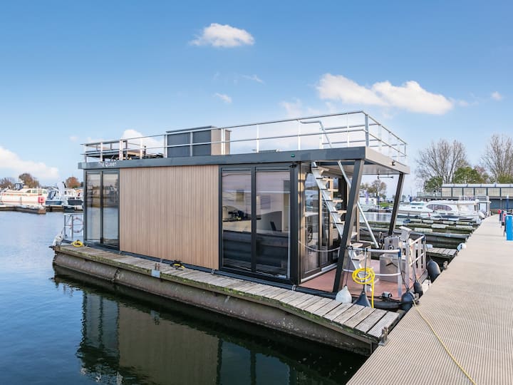 Belle Péniche Pour 2 Personnes Dans Un Port Magn - 