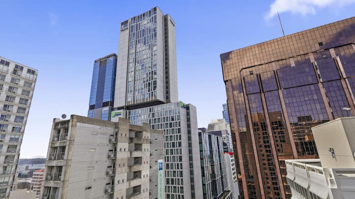 Deluxe Cityscape Studio With Air-con, Pool & Gym - Auckland