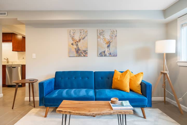 Cute Two Bedroom Suite, Spacious Flat Backyard - Edmonds, WA