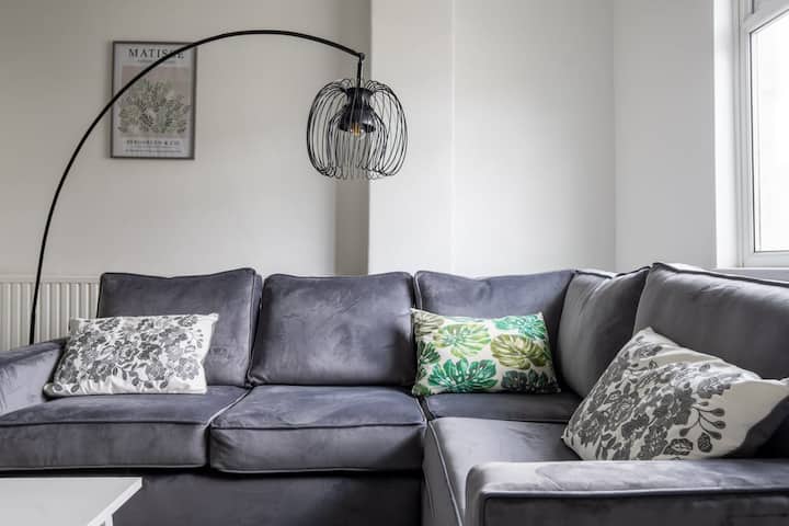 Stylish 4br, Sleeps 8, Pool Table. - Cardiff