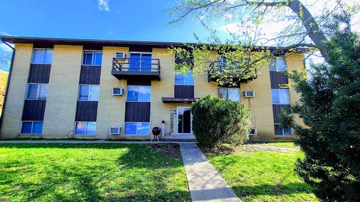 Centrally Located 2 Bedroom Apartment - Bloomington, IL