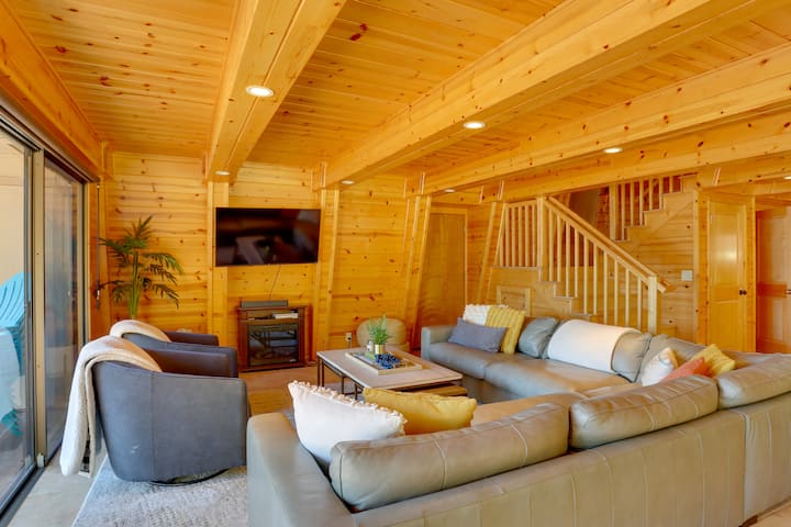 Westwood Lakefront Cabin W/ Hot Tub & Boat Dock! - Lake Almanor, CA