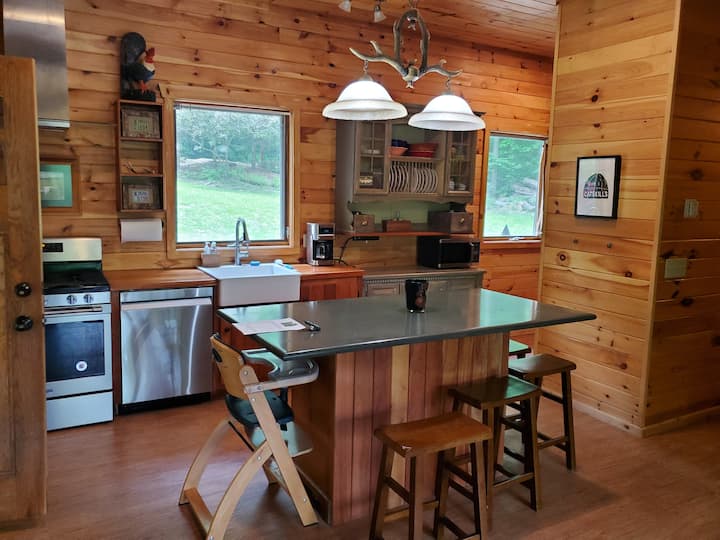 Monument Pool Lodge - Catskill Room - Hancock, NY