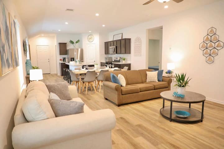 Sassy New Build -Close To Downtown And Airport - Houston, TX