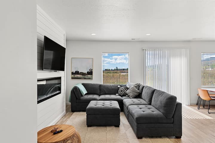 Home Away From Home In The Heart Of Garden City - Bear Lake State Park, St Charles