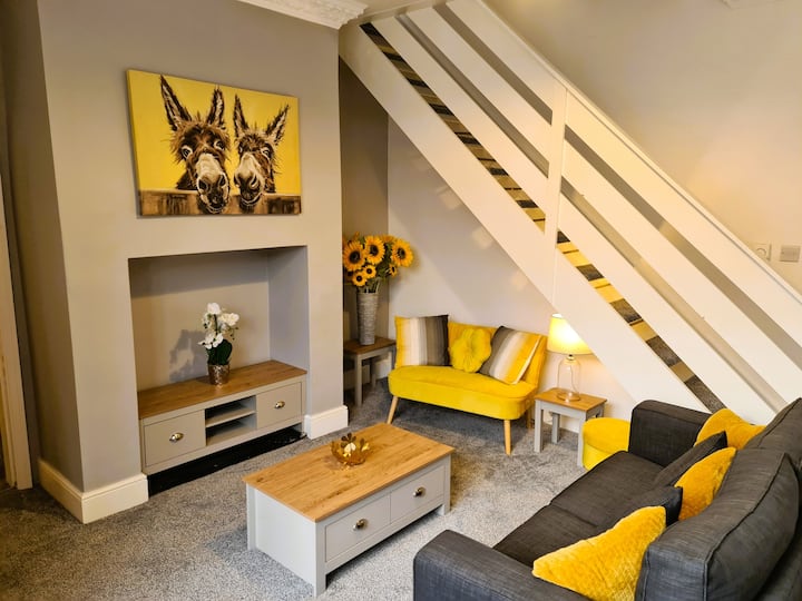 Stylish 2-bedroom House, With Private Parking - Blackpool