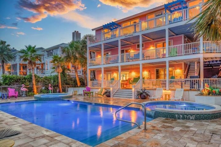 Casa Flamingo- 8 Bedroom, Sleeps 20, Oceanfront - Isle of Palms, SC