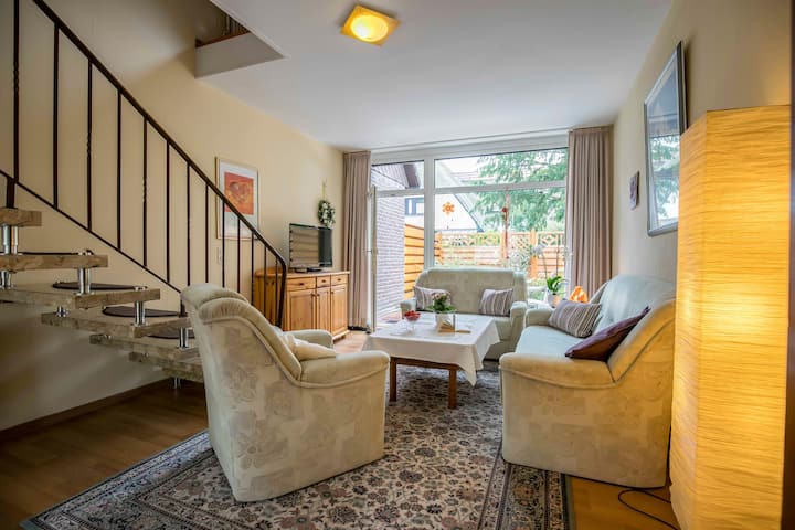 Bäke D  Komfortables Wohnen Im Ort Mit Parkplatz - Westerstede