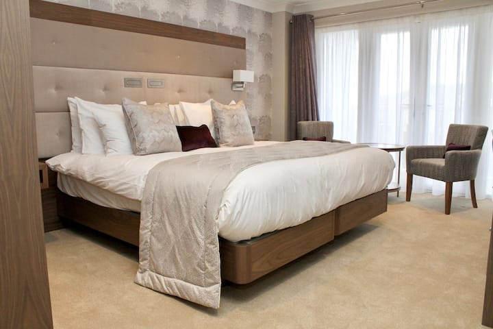 Lovely Double Bedroom With A Balcony View. - Shanklin