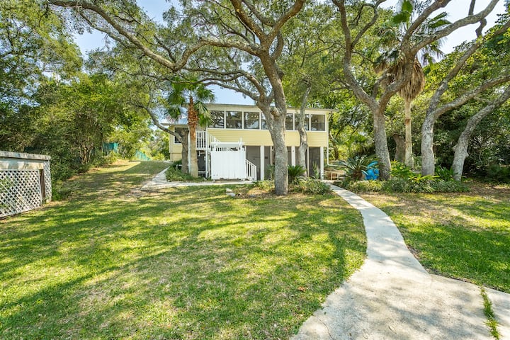Bandit's Cove 2br/2ba Bayfront Home - Alligator Point, FL