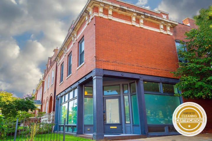 Gorgeous 5br Storefront Home / Abodebucks - St. Louis, MO