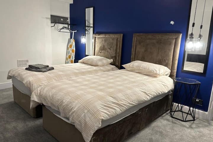 House - Sleeps 5 - Garden - Parking - Bridgend