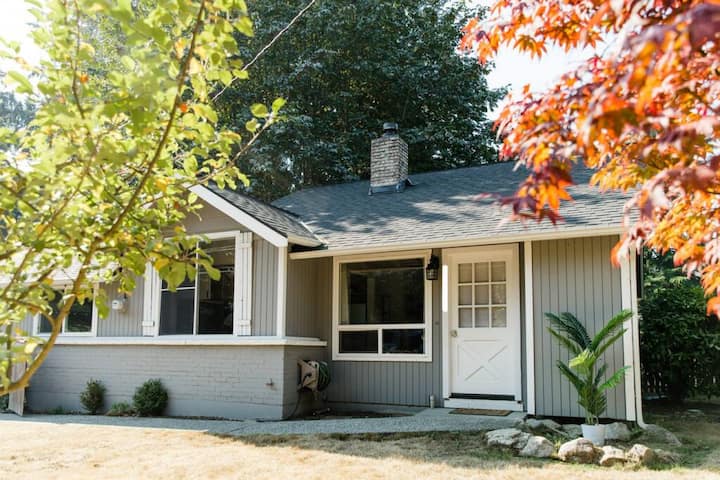 Lovely Wooden Home In Kirkland, Walk To Beach Park - Kirkland, WA