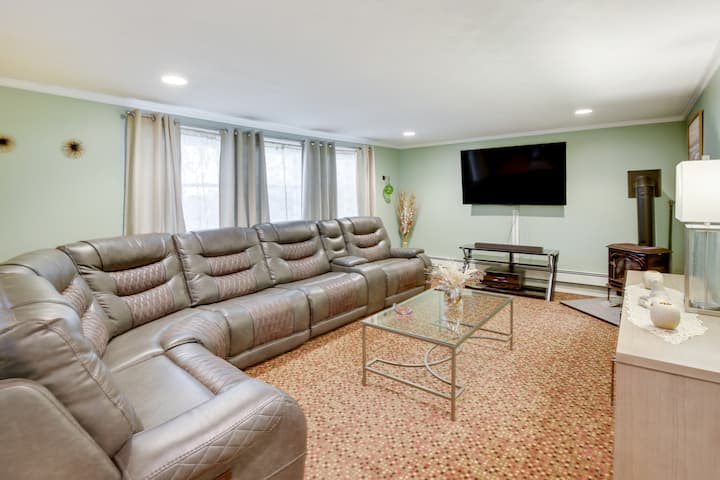 Extended Stays Welcome: Waterville Retreat W/ Yard - Waterville, ME