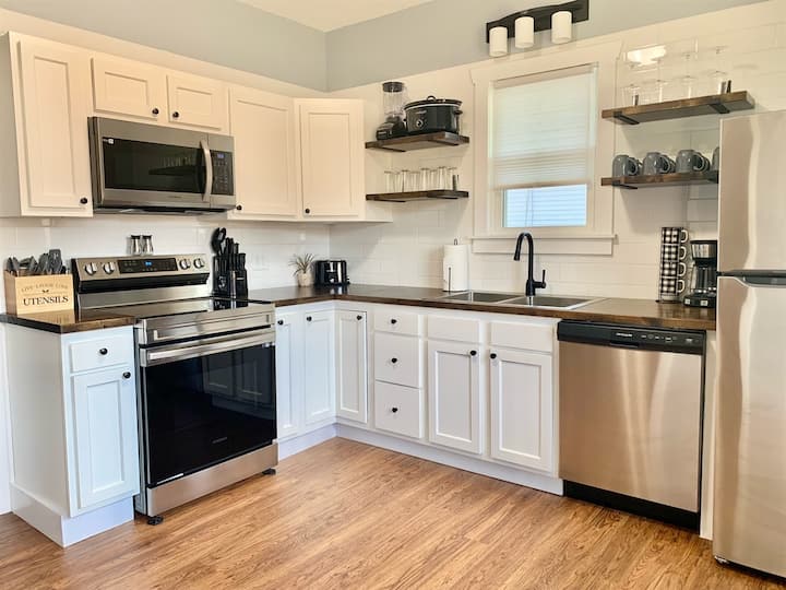 Spacious, Clean & Sleek 2 Bedrooms/2 Baths House - Kokomo, IN
