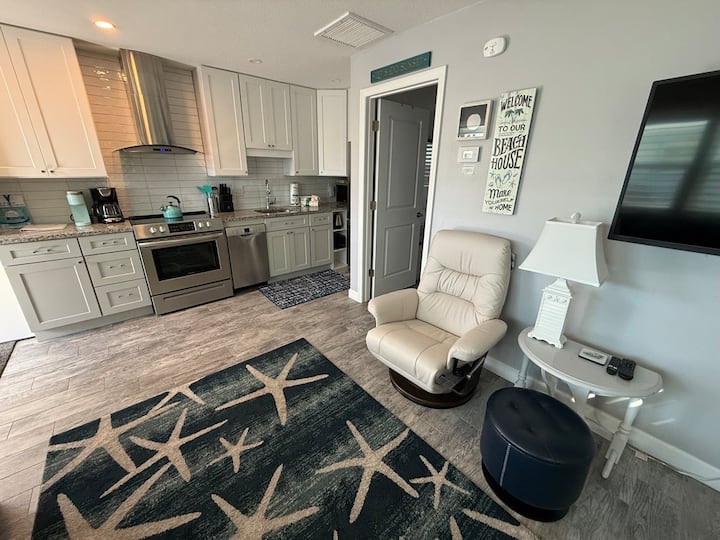 Gulf Holiday Unit 11- Updated Close To The Beach - Siesta Key, FL