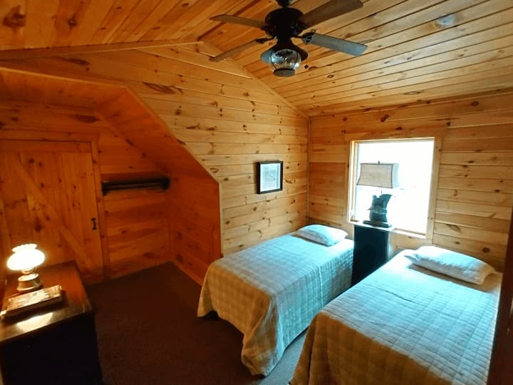 Monument Pool Lodge - Frontview 2 Twin Beds - Hancock, NY