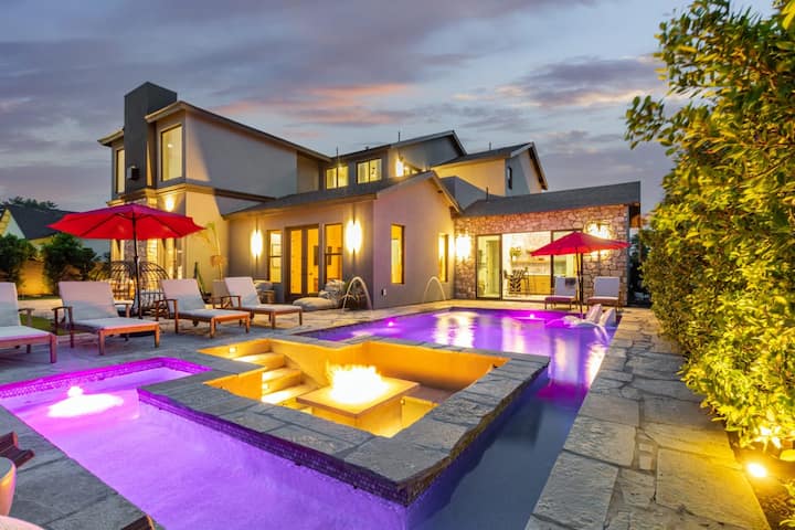 6 Beds | 5 Showers | Htd. Pool, Firepit & Putt Grn - Scottsdale, AZ