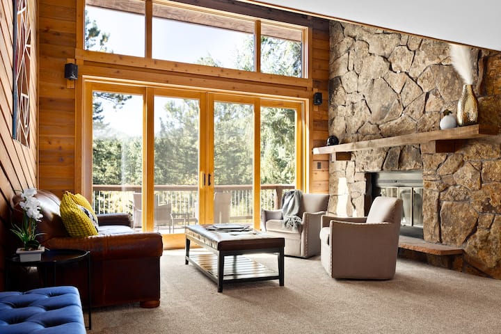 3 Kings Lodge | Creekside | Low Cleaning Fee - Evergreen, CO
