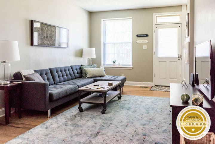 Beautiful 6br | 2 Kitchens Duplex : By Staystlouis - St. Louis, MO