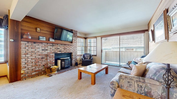 Walk To Mammoth Ski Lifts At Canyon Lodge Condo - June Lake, CA