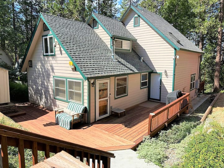 Cedar Cove Retreat – Spacious Cabin W/ Lake Access - Sonora, CA