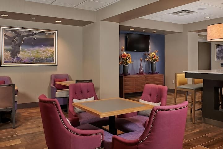 Pet-friendly Property! Indoor Pool, Free Breakfast - Wilsonville, OR