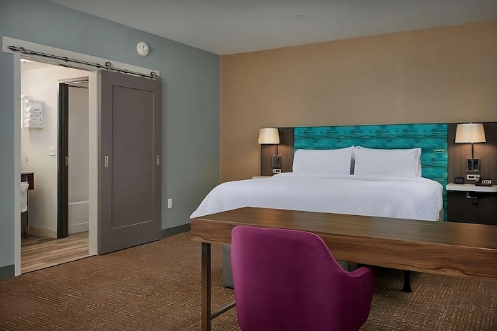 Pleasant Stay! Free Breakfast, Indoor Pool! - Wilsonville, OR