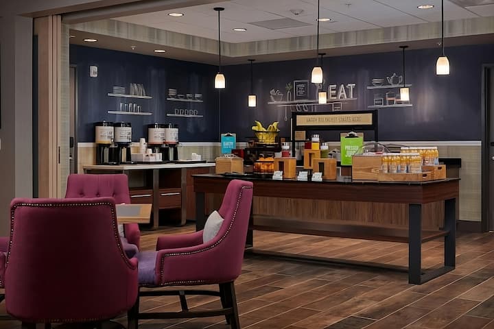 Luxury Escape! Indoor Pool, Free Breakfast! - Wilsonville, OR