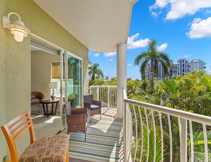 Crystal Palms 307 | Pool View + Walk To Beach! - Treasure Island, FL