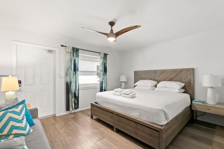Studio W/ King Bed | Heated Pool, Steps To Beach! - Clearwater Beach, FL