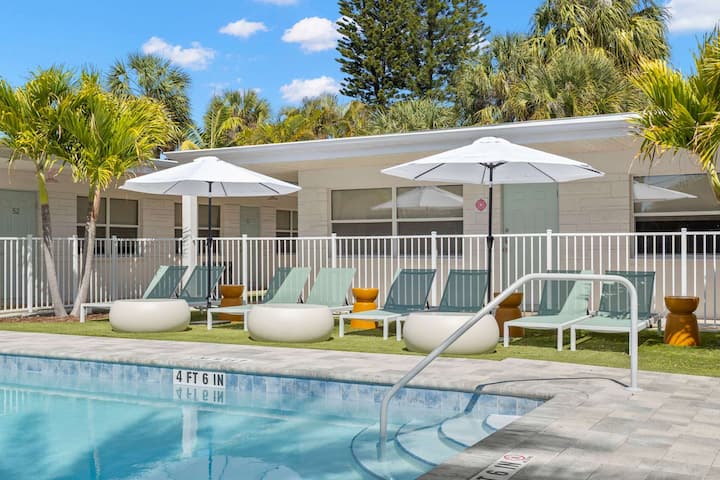 Studio W/ King Bed | Heated Pool, Steps To Beach! - Clearwater Beach, FL