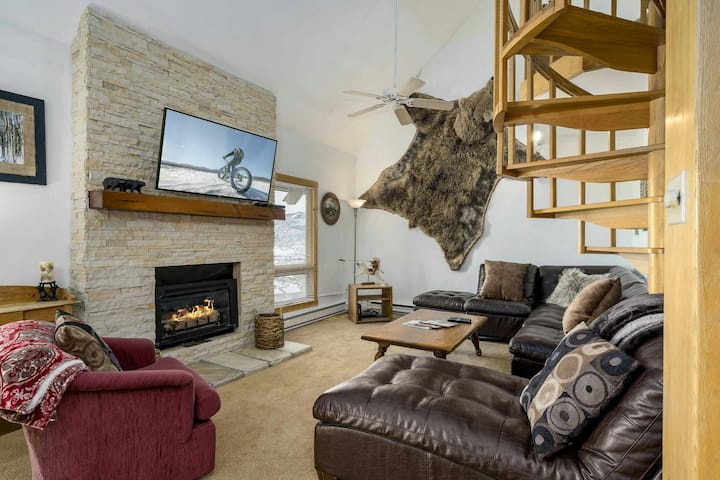 3br Mountainview | Hot Tub | Balcony | Fireplace - Steamboat Springs, CO