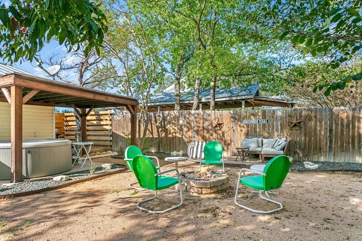 Frieden Haus | 2/1, Hot Tub, Fire-pit - Augusta Vin, Fredericksburg