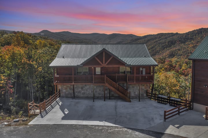 Luxury 6bed 6bath Cabin Sleeps 18! - Gatlinburg, TN
