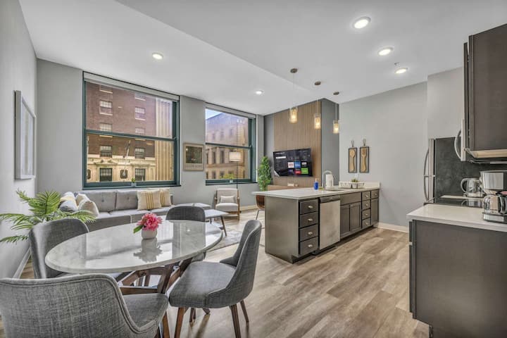 Luxe Flat W/ Heated Pool & Sauna • Gym•heart Of Dt - Cleveland