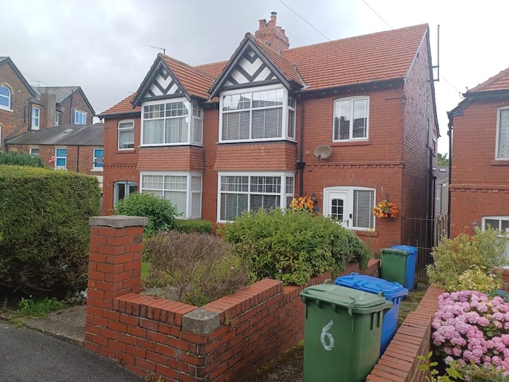7 Cromwell Gardens - 2 Bed House - Scarborough